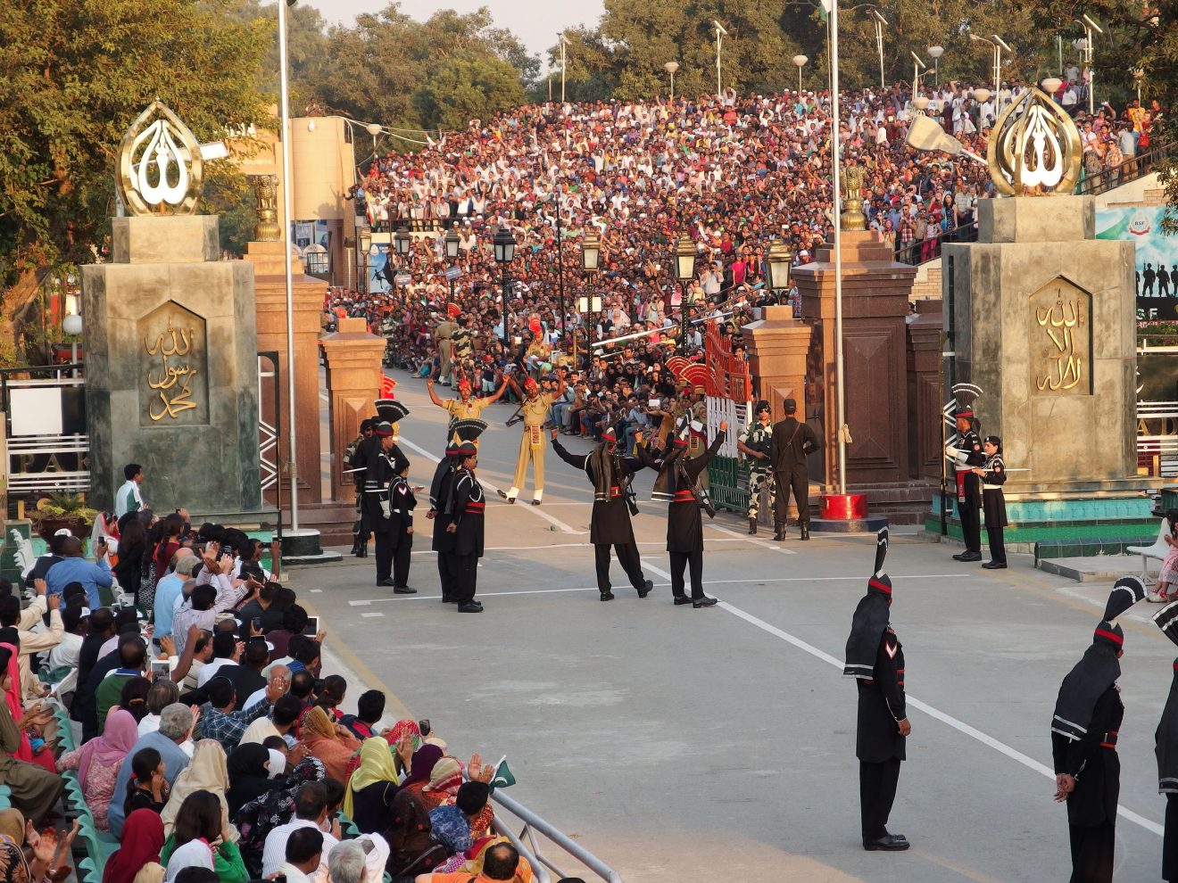 Flag ceremony with a large audience in Lahore - PakTurkFile